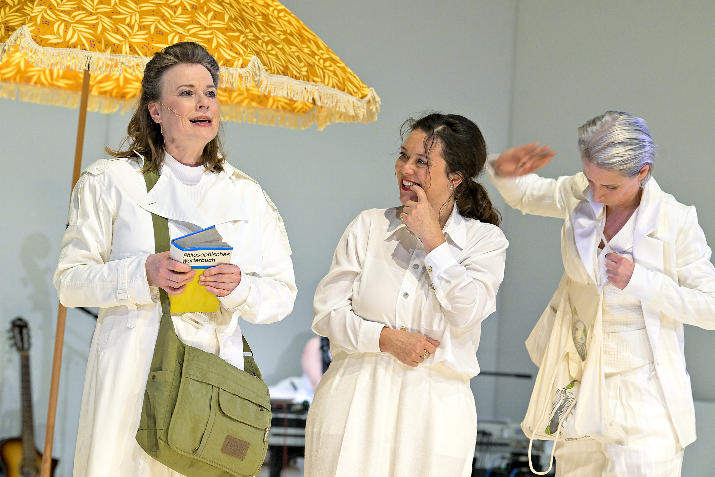 Drei ostdeutsche Frauen betrinken sich und gründen den idealen Staat ...